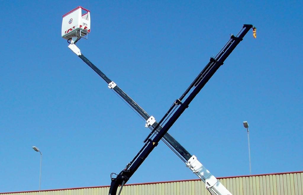 Camión con grúa y plataforma elevadora de personal de uso combinado ...